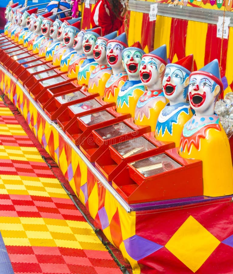 Ligne Des Clowns De Carnaval Photo stock - Image du chapeau, exposition ...