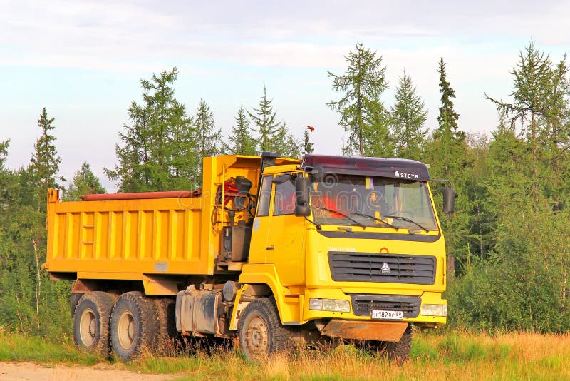 CNHTC Sinotruk imagem de stock editorial. Imagem de campo - 45178154