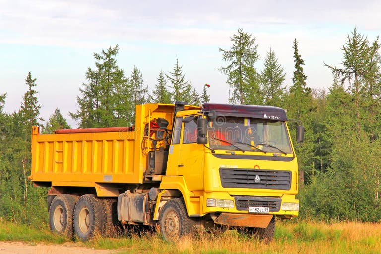 CNHTC Sinotruk imagem de stock editorial. Imagem de campo - 45178154