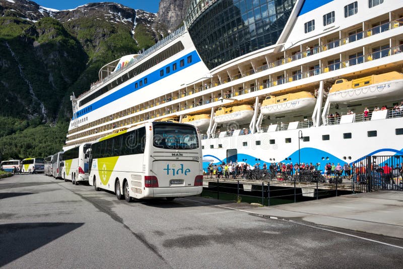 Coaches Waiting at AIDAsol for Shore Excursion Passengers Editorial ...
