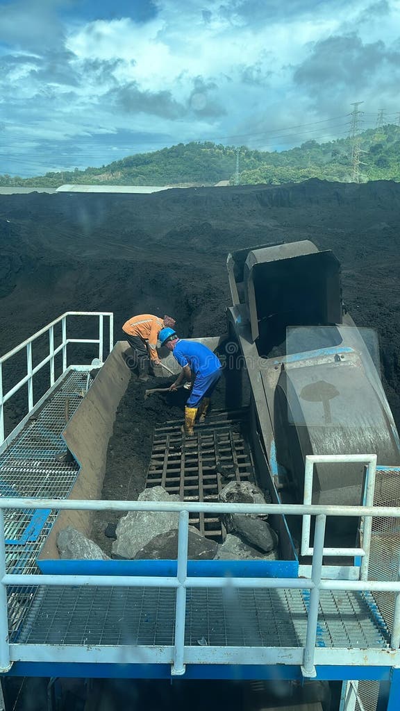 Coal Cargo Cleaning Process in the Screen Hopper Reclaimer Editorial ...