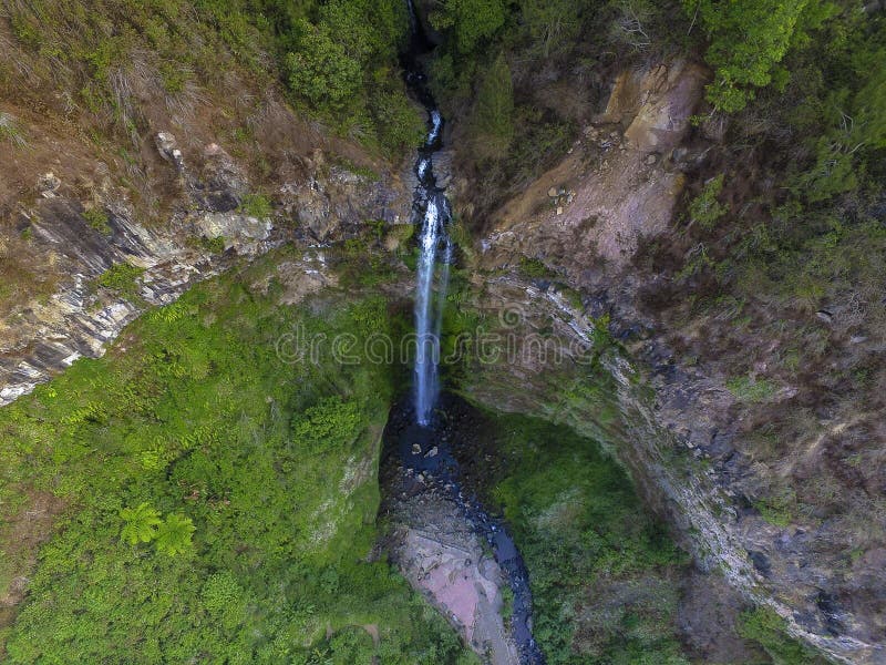 Coban Rondo Waterfall foto de stock. Imagem de rocha - 127490602