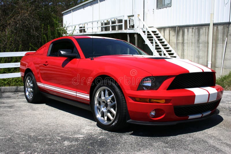 588 Ford Mustang Rojo Y Blanco Fotos de stock - Fotos libres de ...