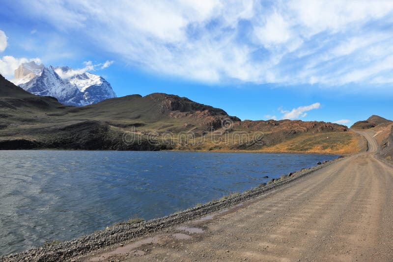 A Estrada Do Cascalho Ao Longo Da Costa Do Lago Pehoe Imagem de Stock ...