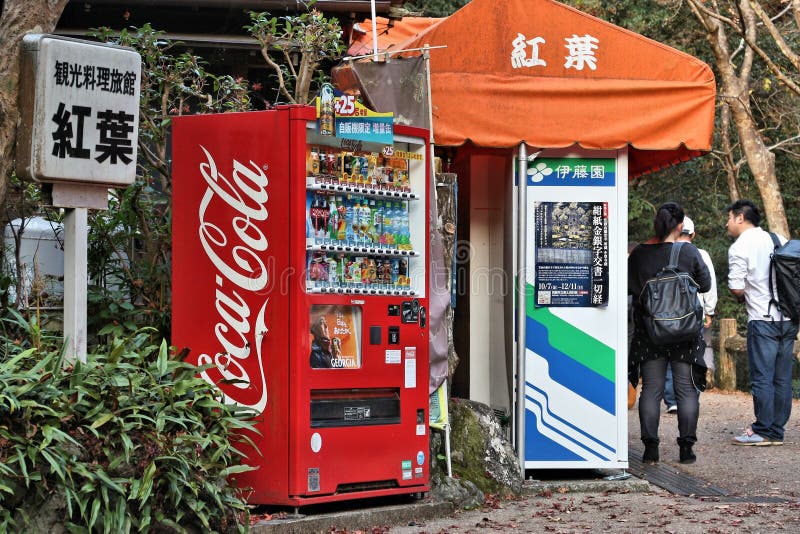 Coca-Cola-Automat redaktionelles stockbild. Bild von kalt - 127122444