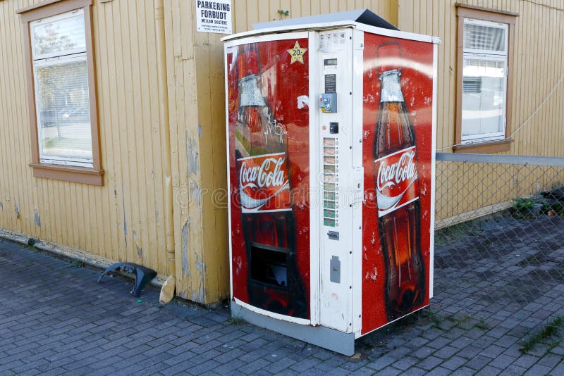 Coca-Cola-Automat redaktionelles stockbild. Bild von getränk - 87751644