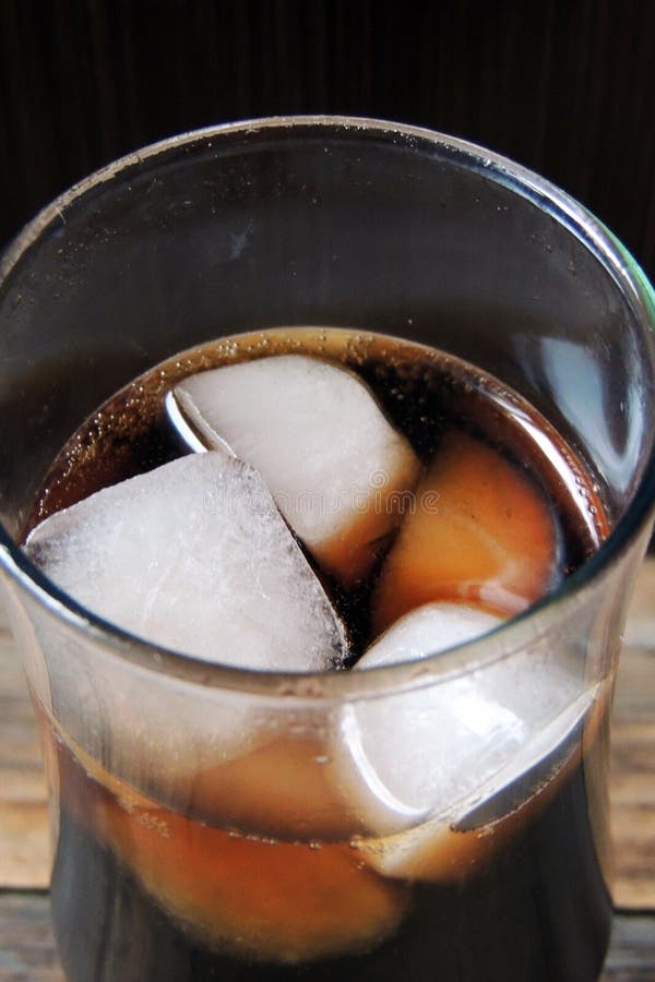 Coca Cola mit Eis stockfoto. Bild von glas, knall, alkoholiker - 62831244