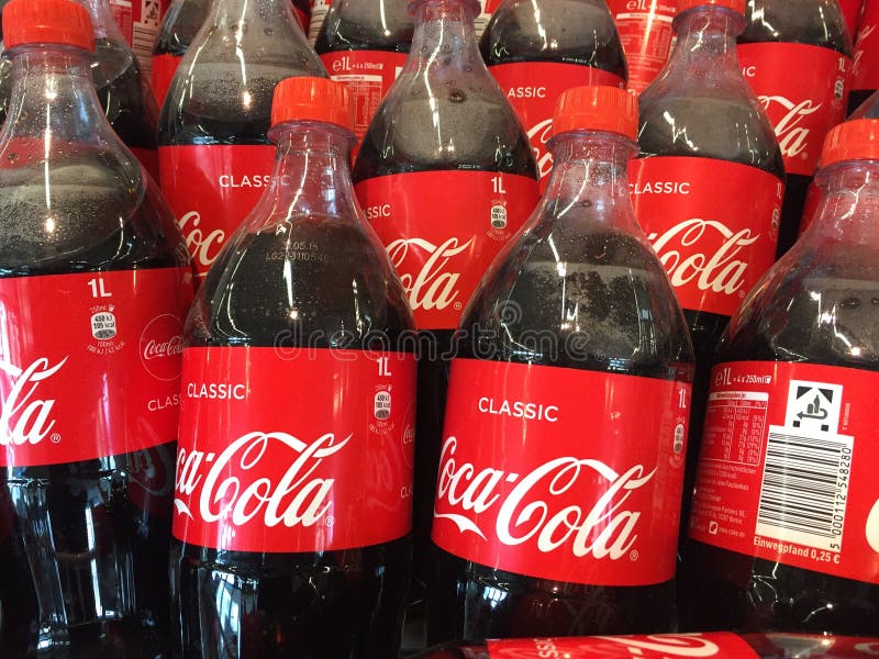 Coca - colaplast-flaskor redaktionell arkivbild. Bild av förbrukning ...
