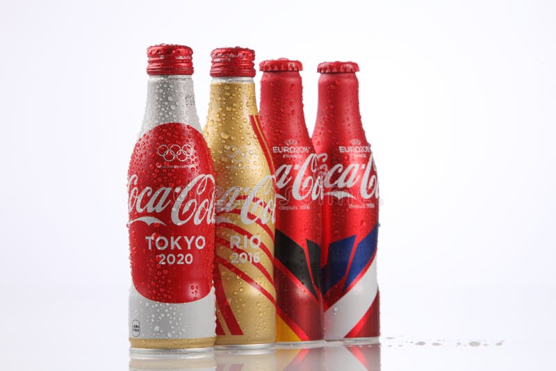 Samling Av Coca Cola Special Gift Editions Flaskor Redaktionell Bild ...