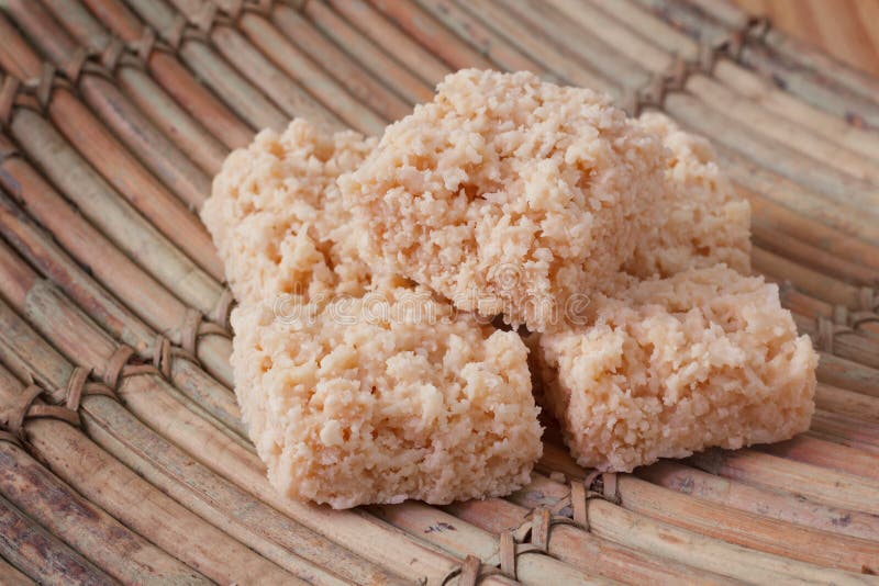 Cocada De Sucrerie De Noix De Coco Avec La Noix De Coco Sur La Table En ...