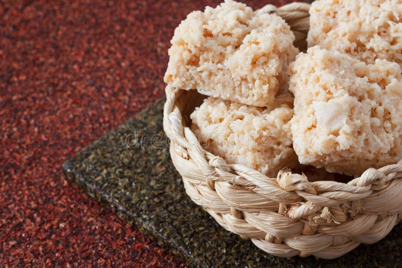 Cocada De Sucrerie De Noix De Coco Avec La Noix De Coco Sur La Table En ...