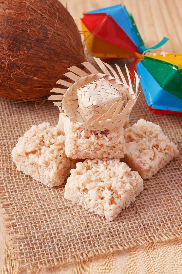 Cocada Del Caramelo Del Coco Con El Coco Foto de archivo - Imagen de ...