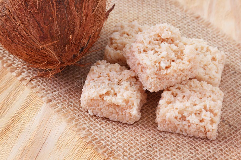 Caramelo Del Coco En Un Fondo Negro Foto de archivo - Imagen de regalo ...