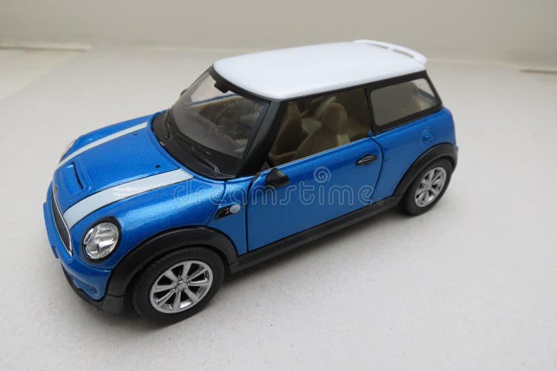 Coche Azul Claro De Mini Cooper (versión 2013) Imagen editorial ...