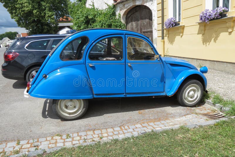 Coche azul de Citroen 2CV foto de archivo editorial. Imagen de viaje ...