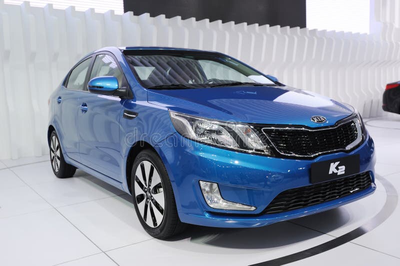 Coche Kia K2 azul fotografía editorial. Imagen de motores - 25877537
