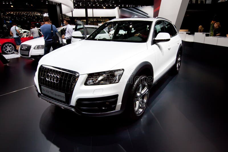 Coche Blanco Audi A6 Allroad Fotografía editorial - Imagen de disco ...