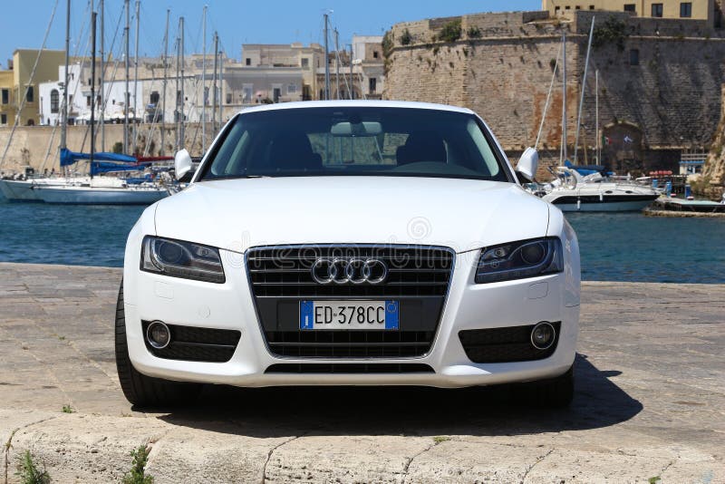 Coche Blanco Audi A6 Allroad Fotografía editorial - Imagen de metal ...