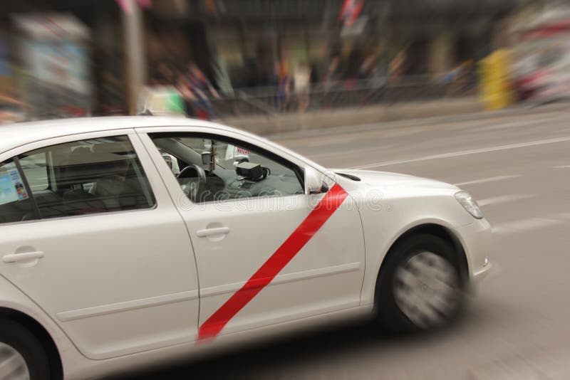 Coche blanco en el camino imagen de archivo. Imagen de blanco - 40583765