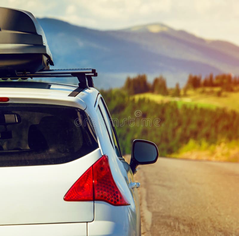 Coche con una baca imagen de archivo. Imagen de recorrido - 46628663