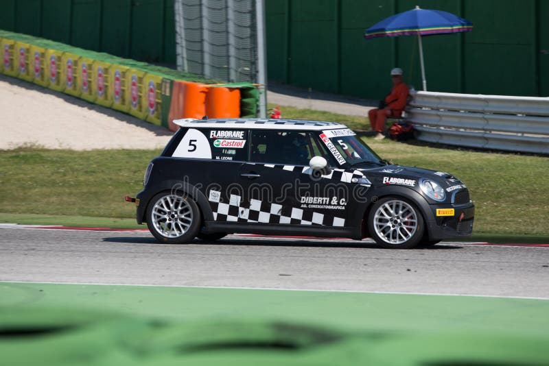 Coche De Carreras De Mini Cooper S Sv31 Imagen editorial - Imagen de ...
