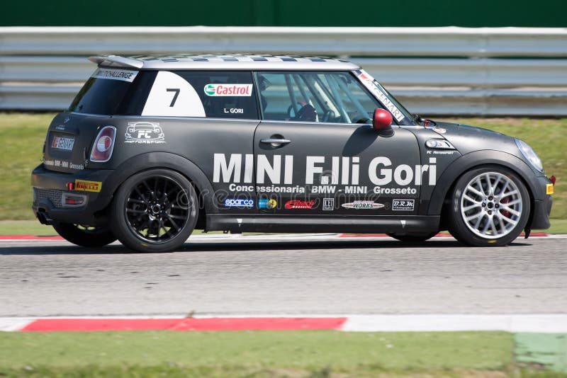 Coche De Carreras De Mini Cooper S Sv31 Foto de archivo editorial ...