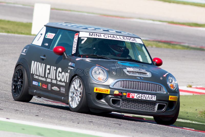 Coche De Carreras De Mini Cooper S Sv31 Imagen editorial - Imagen de ...