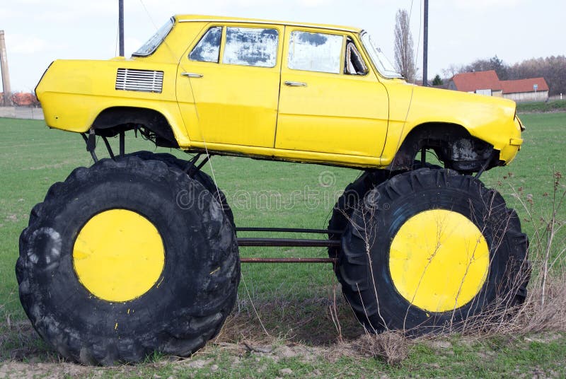 Coche De Las Ruedas Grandes Imagen de archivo - Imagen de asoleado ...