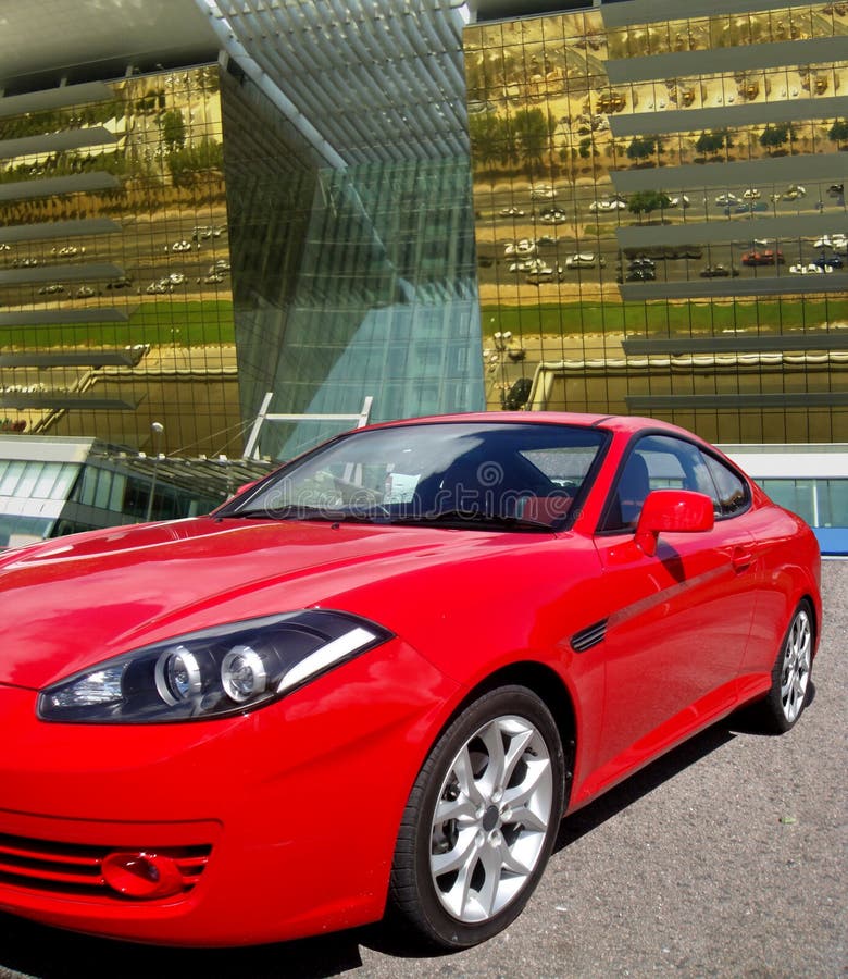 Coche De Lujo En Fondo Moderno De Lujo Del Edificio Imagen de archivo ...