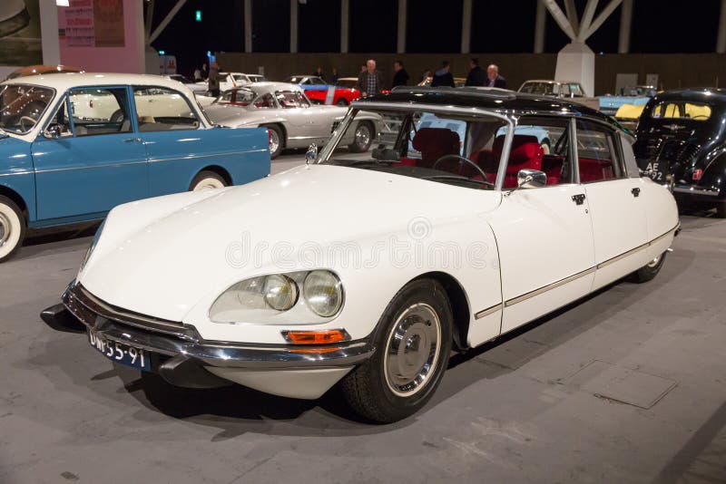 Coche del DS1 de Citroen imagen editorial. Imagen de showroom - 54593300