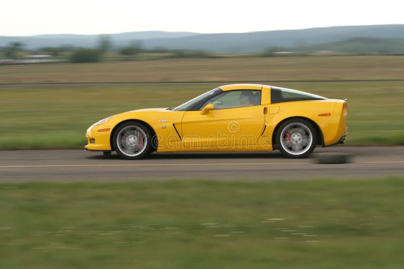 Coche deportivo amarillo foto de archivo. Imagen de motor - 3913568