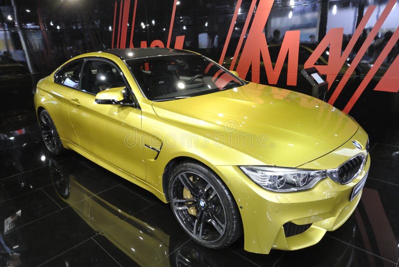 Coche deportivo amarillo imagen de archivo. Imagen de poderoso - 16455877