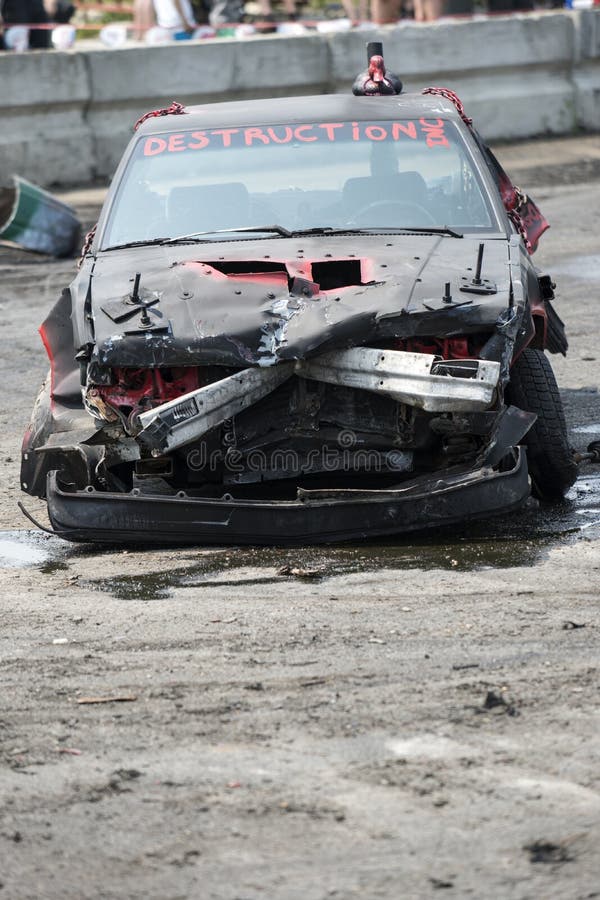 Pedazo Destruido De La Yarda De Los Vehículos Imagen de archivo ...