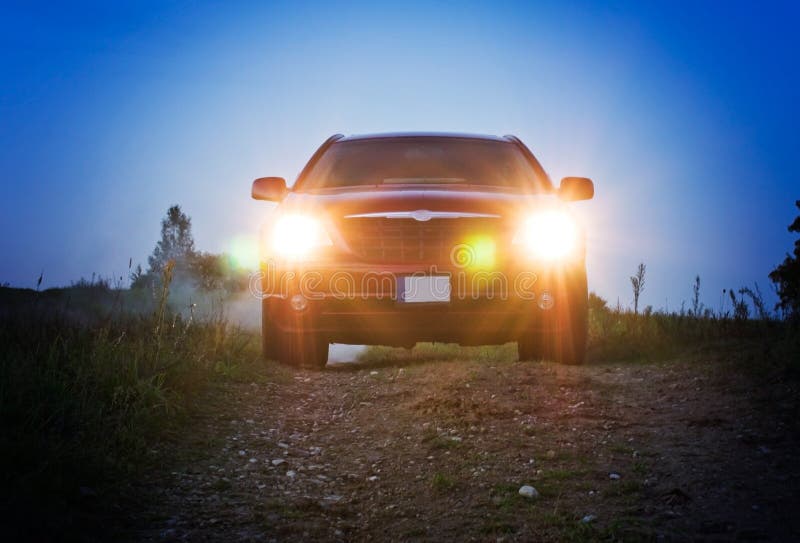 Coche en noche imagen de archivo. Imagen de moderno, negro - 80120531