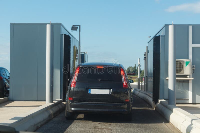 Coche Esperando En La Cabina De Peaje Foto de archivo - Imagen de coche ...