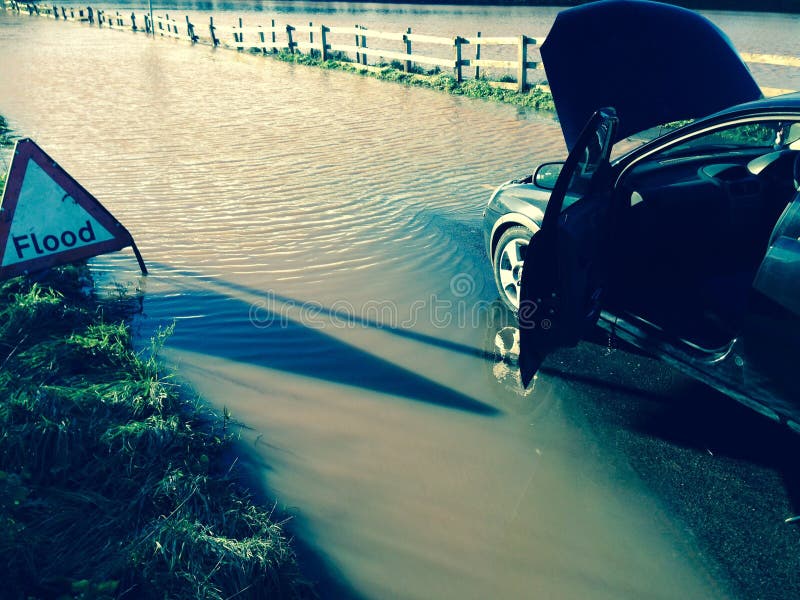 Coche inundado en Somerset foto de archivo. Imagen de conseguido ...