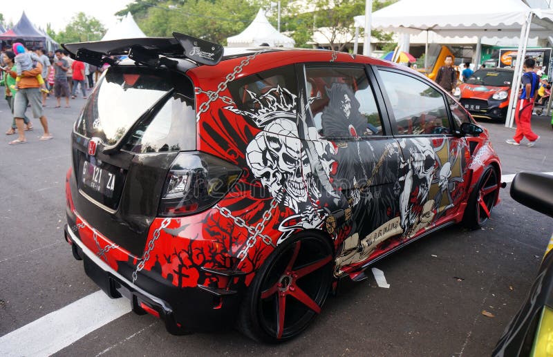 Coche modificado fotografía editorial. Imagen de ciudad - 45591092