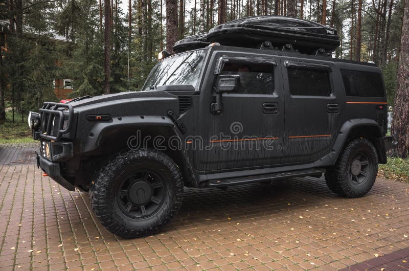 Vista Posterior Negra De Hummer H2 Foto editorial - Imagen de rural ...