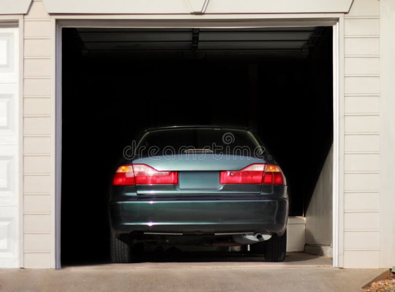 Coche Parqueado En Un Garaje Imagen de archivo - Imagen de calzada ...