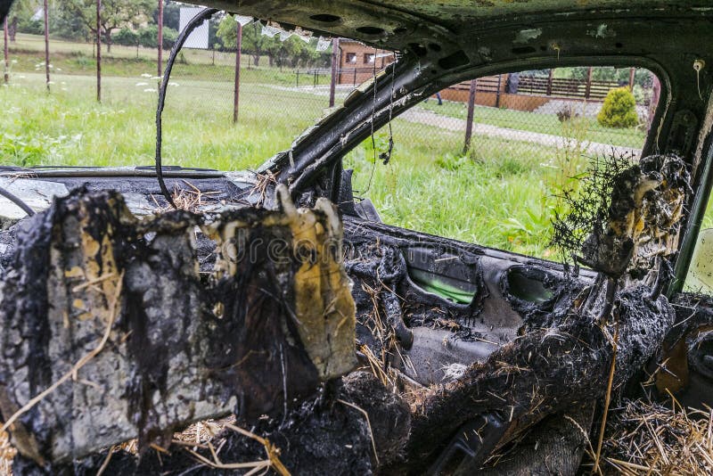 Coche quemado imagen de archivo. Imagen de departamento - 98265127