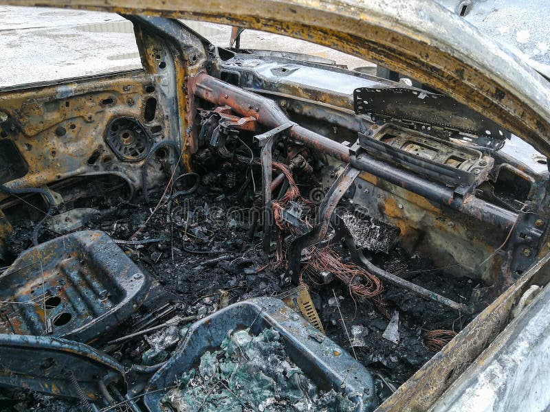Coche quemado en el camino foto de archivo. Imagen de destruido - 142410700