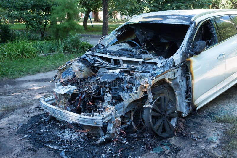 Coche Quemado En El Patio De Un Edificio Residencial. Incendio En El ...