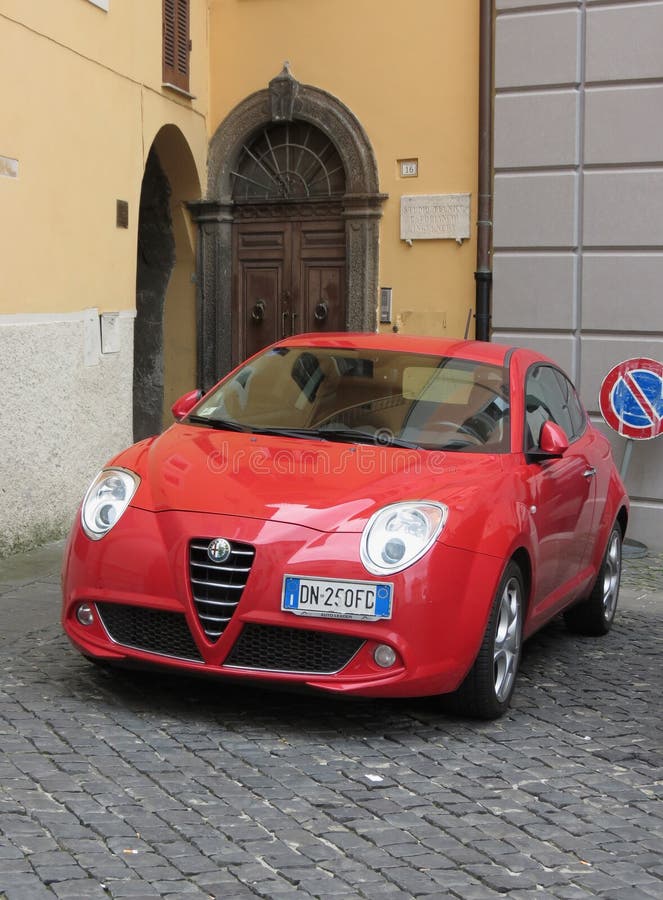 Coche Rojo De Romeo Mito De La Alfa Imagen de archivo editorial ...