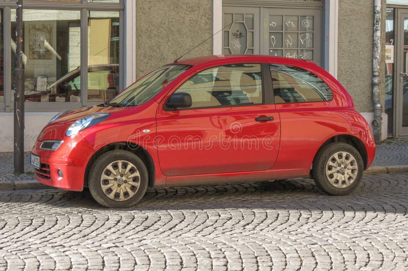 Coche Rojo De Nissan Micra Fotos de stock - Fotos libres de regalías de ...