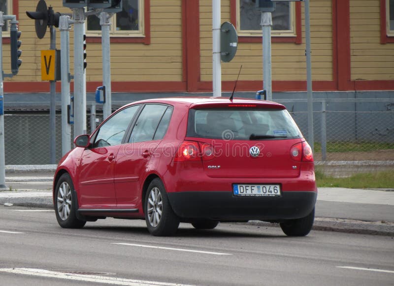 697 Volkswagen Golf Rojo Fotos de stock - Fotos libres de regalías de ...