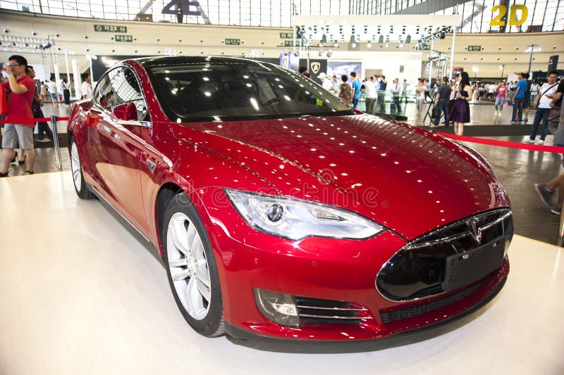 Coche rojo del tesla imagen editorial. Imagen de seguro - 62392045