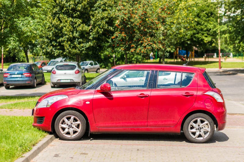 Coche Rojo Parqueado De Suzuki Swift Foto editorial - Imagen de ...