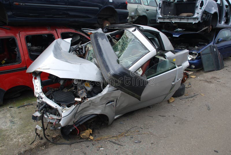 Coche Roto Depósito De Chatarra Imagen de archivo editorial - Imagen de ...