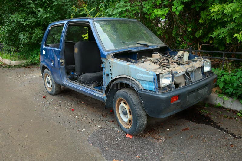 Coche Sin Puerta Con Ventanas Rotas Y Sin Capucha Foto de archivo ...