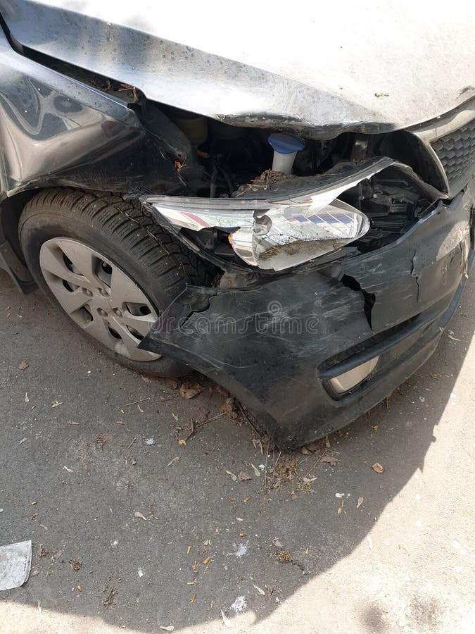 Coche Solo Roto Con Faros Rotos Y Parachoques Rotos Foto de archivo ...